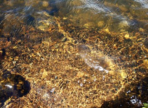 Озеро с большими камнями в воде Стоковое Изображение - изображение ...