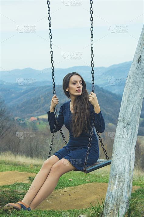 女孩在荡秋千