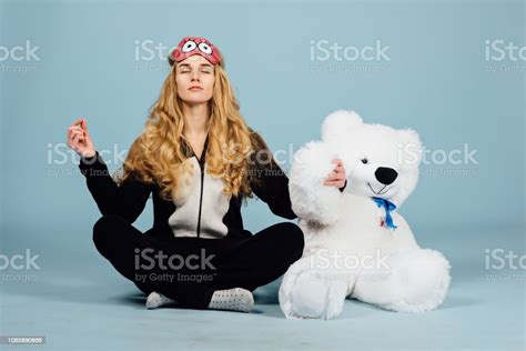 아름 다운 젊은 여 자가 그녀의 인형된 테 디 베어를 안고 잠 옷을 입고 관능에 대한 스톡 사진 및 기타 이미지 관능 귀여운 나이 Istock