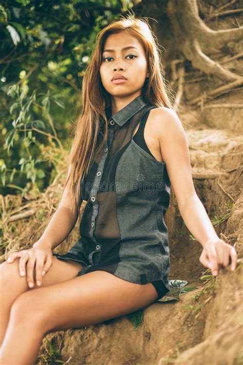 Junges Sexy Schönes Asiatisches Mädchen Das Aus Den Hügelgrund Sitzt Stockbild Bild Von