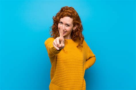빨간 머리 여자 와 노란색 스웨터 표시 하 고 리프팅 A 손가락 노랑에 대한 스톡 사진 및 기타 이미지 노랑 머리 모양 백인종 Istock