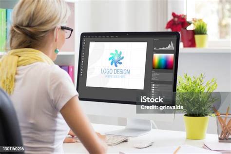 데스크톱 컴퓨터에서 회사 로고를 만드는 그래픽 디자이너 로고에 대한 스톡 사진 및 기타 이미지 로고 디자인 설계도 Istock