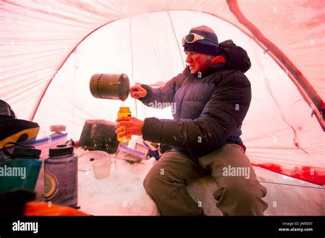Camp De Tentes Dans La Neige Banque De Photographies Et Dimages à
