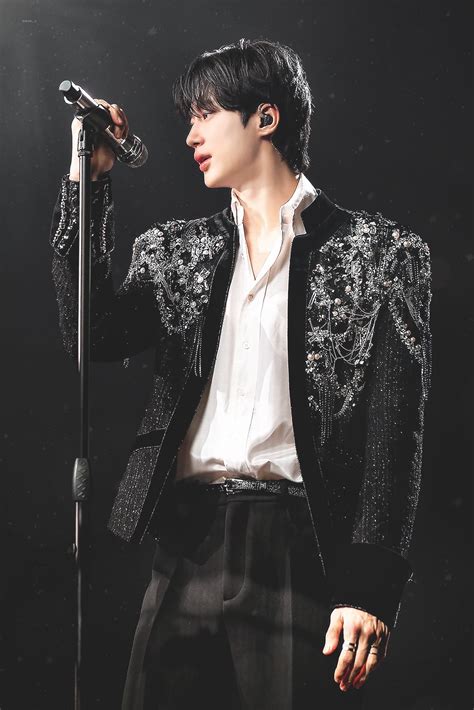 더쿠 생각보다 아이돌 역할 찰떡같이 소화하는 배우 변우석 인이어 정리하는 짤 추가