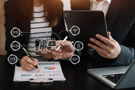 Ai 또는 인공 지능 기술 스마트폰과 노트북 컴퓨터를 사용하는 사업가 팀이 지능형 인공 지능과 채팅합니다 미래 기술 자동화 챗봇