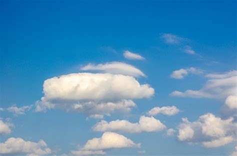 藍天與蓬鬆的雲彩背景 複製空間範本 多雲圖像紋理和圖案 照片檔及更多 夏天 照片 夏天 多雲 大自然 Istock