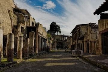 Herculano la ciudad arrasada por el Vesubio reabrió su playa repleta