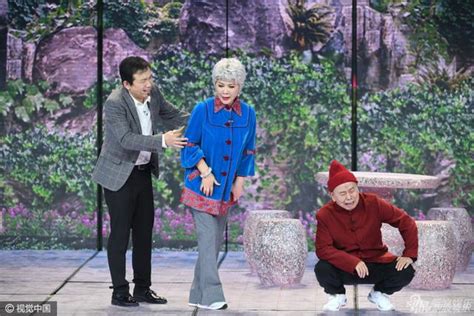 雪女王和小红帽？蔡明潘长江造型引热议新浪图片