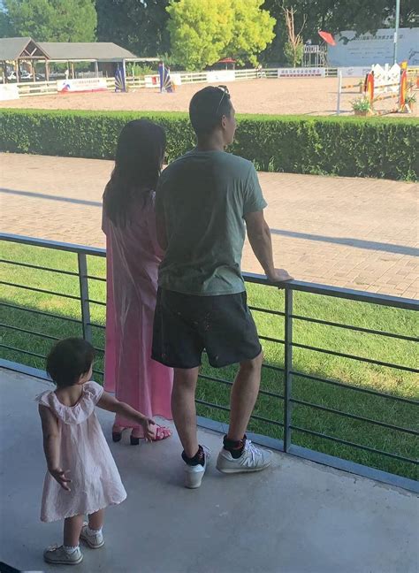 朱珠带女儿观看丈夫赛马 一家三口同框甜蜜温馨 搜狐大视野 搜狐新闻