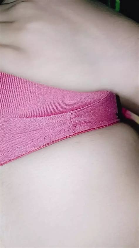 내 여친은 이 인도 비디오에서 젖탱이를 가지고 노는 동안 보지 핑거링과 자위 xHamster