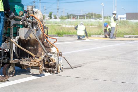 시멘트 바닥의 기호 바닥에 교통 마킹 기계 와 작업자 마크 열가소성 페인트 거리에 대한 스톡 사진 및 기타 이미지 거리 건널목 건설 기계류 Istock