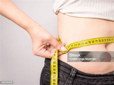 여자는 측정 테이프 허리 뚱뚱한 배로 허리를 측정합니다 과체중에 대한 스톡 사진 및 기타 이미지 과체중 여자 여자만 Istock