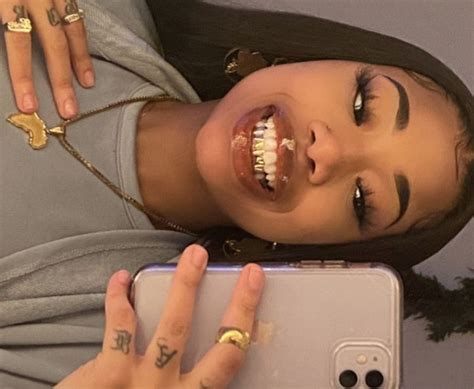 Pin By B A R D I E On Rich Btxh🖤 Pretty Teeth Girls With Grills