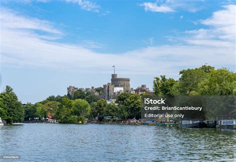 템스 강을 따라 보트를 타고 강변 나무의 녹지와 성의 라운드 타워를 배경으로 영국에 대한 스톡 사진 및 기타 이미지 영국 0명 강 Istock