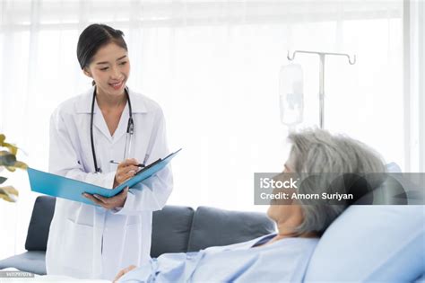 간호사 노인 환자 및 병원 간호사는 병원에서 침대에서 노인 아시아 여성과 조언을 구하기 위해 토론하고 메모를 씁니다 사람과 건강 관리 개념 건강관리와 의술에 대한 스톡 사진