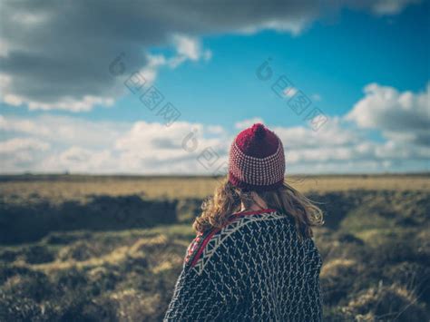 一个年轻的女人在荒原上漫步在冬天图片 包图网企业站