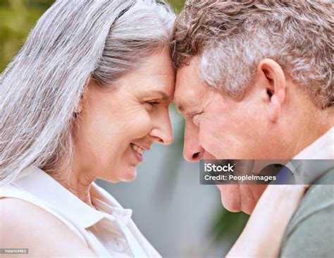 사랑의 포옹 이마 및 노부부 유대감 미소 또는 평화 신뢰 또는 파트너십을 위한 기념일 휴가에 행복합니다 낭만적 인 눈 접촉