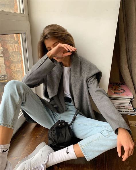 2mood On Instagram Лаконичный образ🖤 Голубые джинсы в сочетании с
