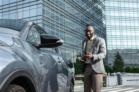 현대 도시 환경에서 자신의 차를 잠금 해제하는 전문직 남자 남자 사업가에 대한 스톡 사진 및 기타 이미지 남자 사업가 차 30 34세 Istock