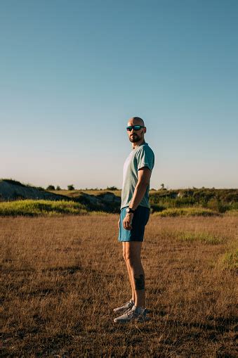 필드에 서 선글라스를 착용 하는 적합 한 젊은 선수의 측면 보기 머리가 빠지다에 대한 스톡 사진 및 기타 이미지 머리가 빠지다 선글라스 전원 장면 Istock