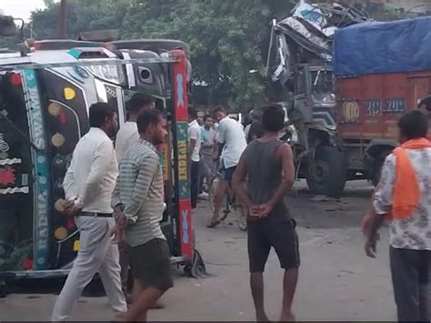 Trucks Collide Head To Head In Hardoi हरदोई में आमने सामने से भिड़े