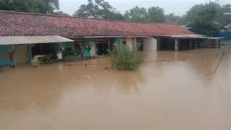 Banjir Rendam Pemukiman Di Kota Tangerang Akibat Luapan Sungai Cisadane
