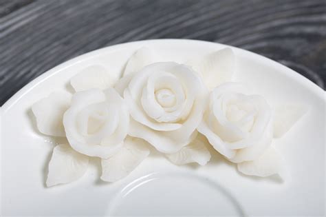 중합체 점토 장미로 장식 된 수제 접시 흰색 폴리머 점토로 만든 보석 클로즈업 샷 고풍스런에 대한 스톡 사진 및 기타 이미지