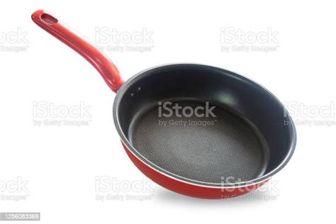 흰색 고립 된 배경에 빨간색과 검은 색의 현대 논 스틱 표면 프라이팬 또는 프라이팬 이나 소스 팬 클리핑 경로 완벽한 스튜디오 샷 조리기구와 음식을 요리하기위한 기구 개념