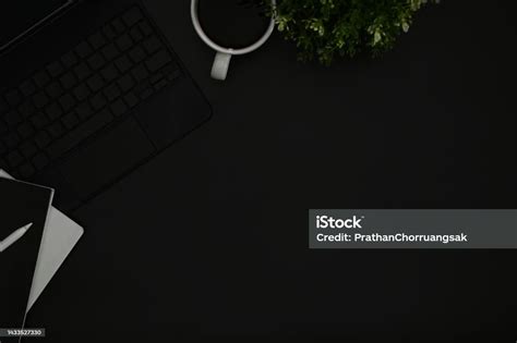 검은 배경에 커피 노트북 및 관엽 식물의 톱 뷰 컵 텍스트의 공간을 복사합니다 0명에 대한 스톡 사진 및 기타 이미지 0명 개념 고정됨 Istock