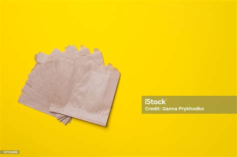 노란색 배경에 갈색 재활용 종이 음식 봉투의 그룹 친환경 맨 위 보기입니다 클로즈업 복사 공간 0명에 대한 스톡 사진 및 기타