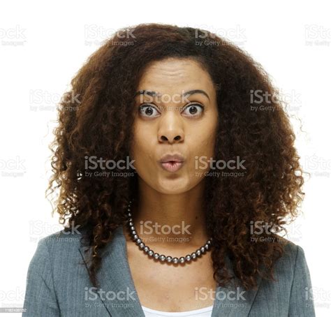 흰색 배경에 양복을 입고 검은 곱슬 머리를 가진 아프리카 계 미국인 여성 20 29세에 대한 스톡 사진 및 기타 이미지 20