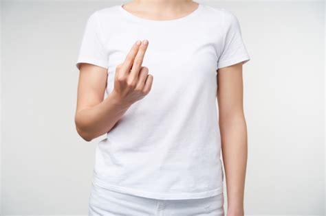 Photo Recadr E De La Main De La Jeune Femme Soulev E Tout En Montrant Deux Doigts Avec Une