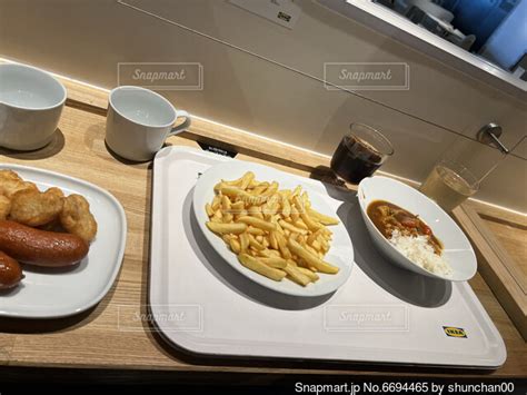 テーブルの上の皿の上に食べ物の束の写真・画像素材 6694465 Snapmart（スナップマート）