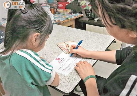 親友跪屍哭別 孤寡頓失依靠 東方日報