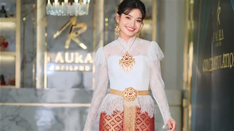 ရိုးရာထိုင်းမင်းသမီးလေး တစ်ယောက်လိုဝတ်ပြီး ဘတ် ၄ သိန်း ဆု‌တွေပေးခဲ့တာ Youtube