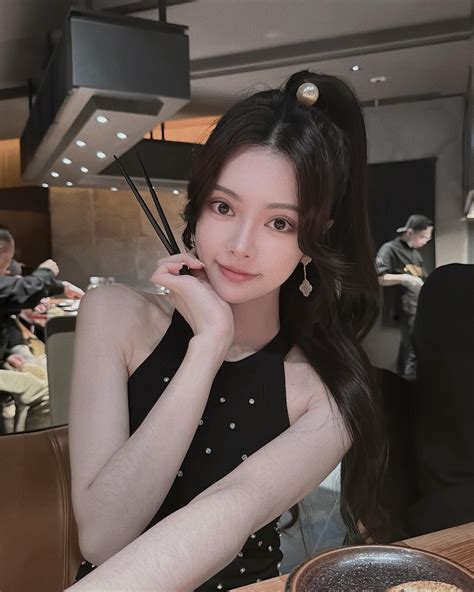 莊舒潔 吃了全牛肉大餐！ 背景光點感覺很像手上戴戒指😆 Instagram