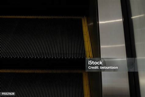 쇼핑몰에서 추상 에스컬레이터 계단을 이동 노란색 밴드 금속 라인 강 강철에 대한 스톡 사진 및 기타 이미지 강철 거리