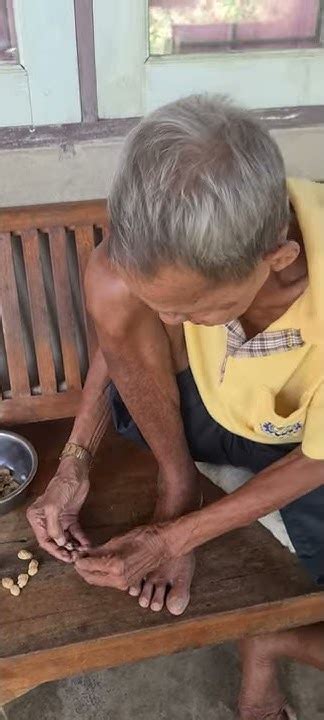 พนักงานงานปอกถั่วลิสง จะเอาไปทำถั่วลิสงเพาะงอก อดีตเคยแตะปี๊บดังมาก่อน😆