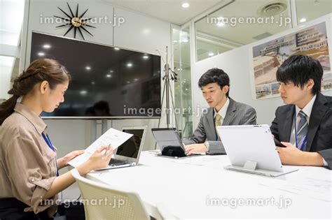 会議・打ち合わせのイメージ（ビジネス・男性・女性）の写真素材 161513910 イメージマート