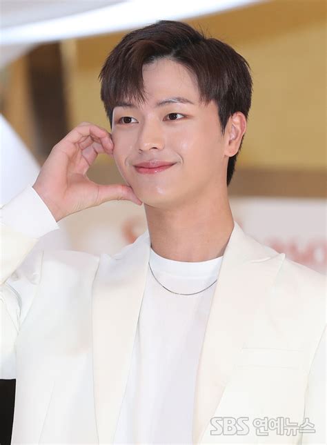 [e포토] 육성재 매력적인 보조개 하트