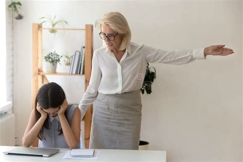 12083 Jefe Femenino Enojado Fotos De Stock Fotos Libres De Regalías