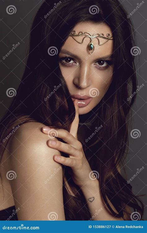 Sch Nes M Dchen Im Ethnischen Schmuck Studio Photoshoot Mit Goldener