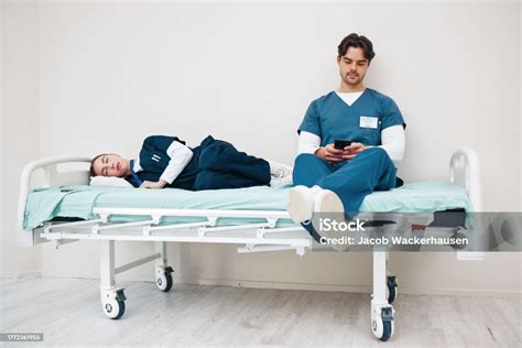 피곤한 의사 복도에서 전화 문자 메시지를 보내고 병원 직장에서 침대에서 휴식을 취하는 여성과 남성 의료진 파트너십 또는 번아웃 스마트폰 및 건강 관리 클리닉 및 휴식에 대한