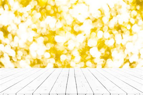 透視空白色木桌上上方的模糊散景 Colorfull 背景 可用於蒙太奇產品的展示或設計佈局 照片檔及更多 商務 照片 商務 商品 商店