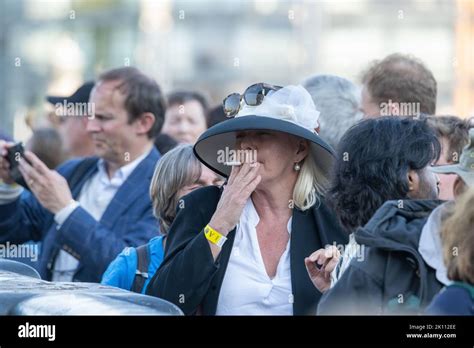 London Uk 14th Sep 2022 People Queuing On Lambeth Bridge To View The Coffin Of Hm The Queen