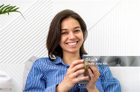 커피 한 잔을 들고 있는 행복한 여자 만족과 자기 관리로 술을 마시며 차가워지는 여성 25 29세에 대한 스톡 사진 및 기타