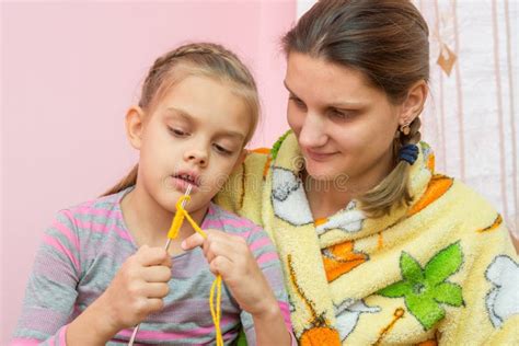 La Mamma Insegna Alla Figlia A Tricottare Immagine Stock Immagine Di