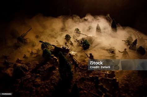 戰爭概念軍事剪影戰鬥場面在戰爭霧天空背景下 世界大戰戰士剪影在多雲天際之下在晚上攻擊現場選擇焦點坦克戰鬥裝飾 照片檔及更多 伊拉克 照片