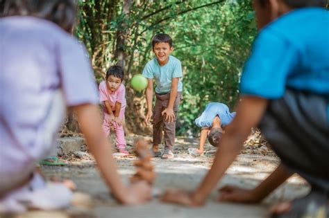 Un Ni O Se Divierte Jugando A Juegos Tradicionales Foto Premium