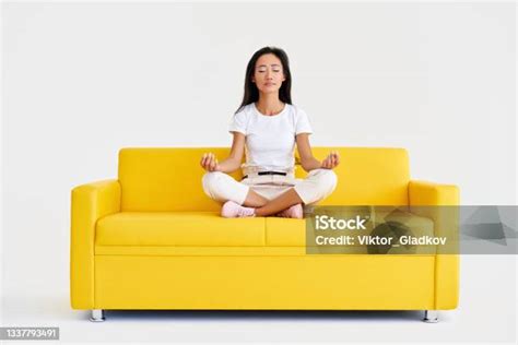 Wanita Muda Asia Yang Cantik Duduk Di Pose Teratai Yoga Dan Bermeditasi